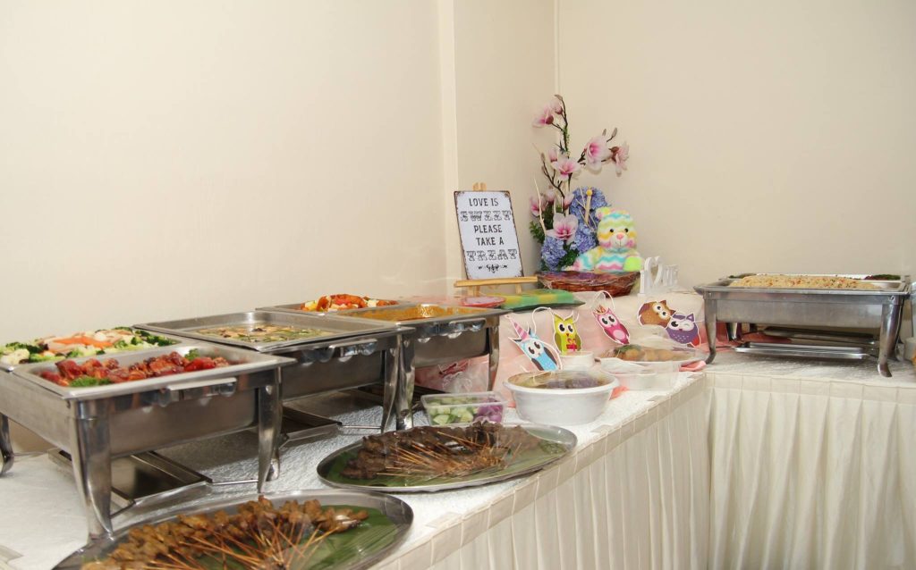 Eye-Catching Buffet Displays: The Art of Enticing Your Guests